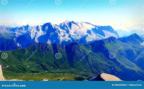 Vista Por Drones De Cordilleras Que Se Extienden Hasta El Horizonte