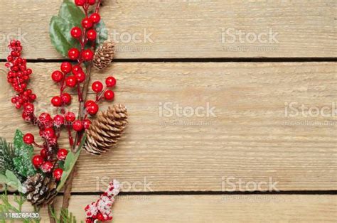 새해 나무 공과 Hoarfrost 열매 상단보기 배경입니다 크리스마스 장식 전나무 가지와 축제 장난감 카피와 장식 나무 배경공간