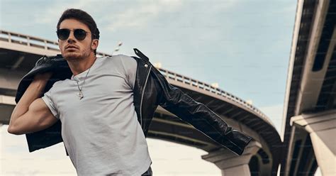 캐주얼 옷을 입은 잘생긴 청년이 거리에서 현대 스포츠카 근처에 서서 가죽 재킷을 입고 있다 사진 Unsplash의 선글라스 이미지