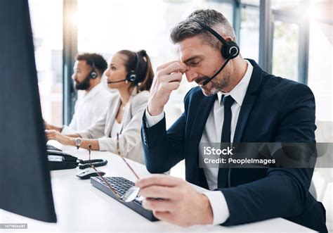콜센터 고객 서비스 및 두통 스트레스 및 사무실에서 일하는 데 지친 남자 번아웃 Crm 및 좌절한 남성 텔레마케팅 컨설턴트가