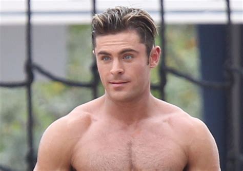 זאק אפרון עירום רץ נופל מתגלגל בחול היסטרי Tmi