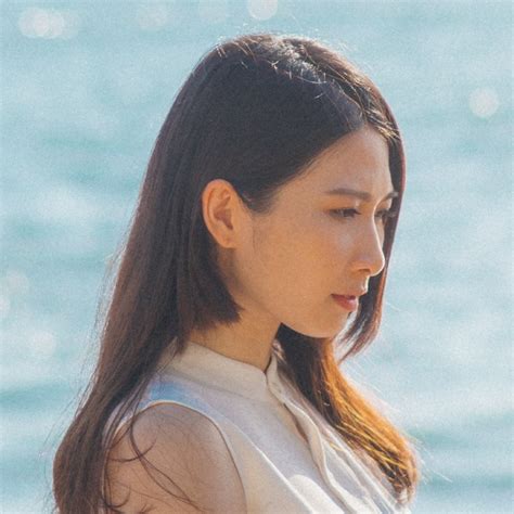 阿mic 周卓盈 後援會 係唔係好靚呢 Micmic 嘅官方應援物終於面世啦🎉 ️ 我哋除咗有卡仔之外 仲有手福同海報添👏👏 咁靚嘅應援物會喺初四（422022）嘅800pm開始派發