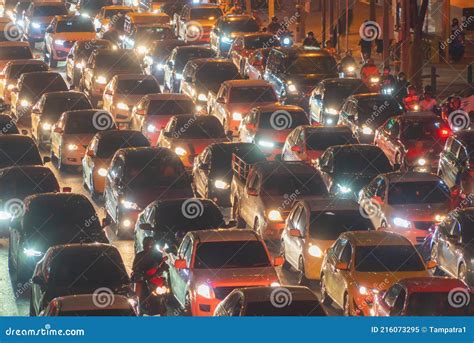 Multitud De Autos Concurridos Con Un Fuerte Embotellamiento En Hora
