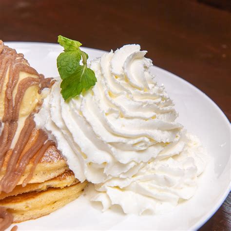 【実食レポ】秋の味覚、栗のパンケーキ！クア・アイナ「モンブランパンケーキ」｜ディズニーアンテナ