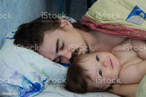 작은 딸은 아침에 일어나 부모 자입니다 아버지는 침대에 누워입니다 행복 한 가족입니다 가족에 대한 스톡 사진 및 기타 이미지