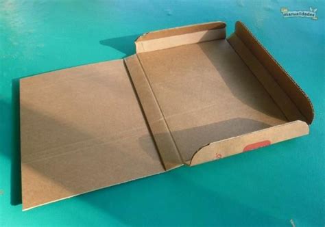 Seguramente tienes en casa alguna caja de cartón y con ella puedes