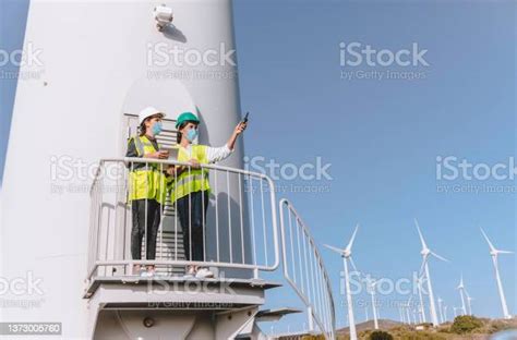 전염병 동안 풍력 발전 단지에서 풍력 터빈에서 작업하는 보호 면 마스크를 가진 여성 엔지니어 25 29세에 대한 스톡 사진 및 기타 이미지 Istock