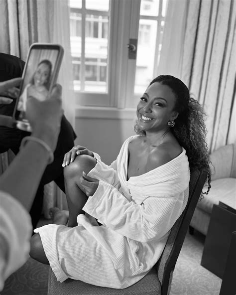 Sheron Menezzes Exibe Cliques Se Arrumando E é Elogiada Por Sua Beleza