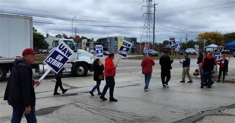 What We Saw At Uaw Picket Line Outside Fords Detroit Plant