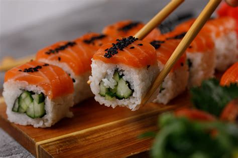 필라델피아는 오이와 초밥 연어와 참치를 곁들인 롤 초밥 메뉴 일본 음식 Bánh Mì Sandwich에 대한 스톡 사진 및 기타 이미지 Bánh Mì Sandwich