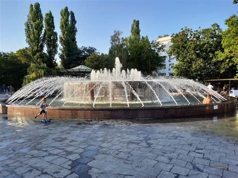 Проезжал на велике мимо фонтана и глядь вода по всей плитке разлита а там оказычается