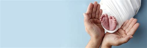갓 태어난 아기의 작은 발 하얀 담요에 신생아의 부드러운 다리 신생아의 발가락 발 뒤꿈치 및 발을 닫습니다 스튜디오 매크로 사진