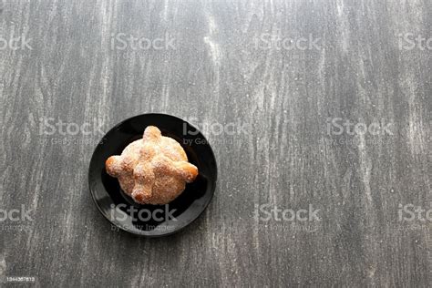 멕시코에서 11월에 열리는 충실한 죽은 자와 모든 성도들의 날을 위해 만든 맛있고 신선하며 설탕이 많은 멕시코 죽은 빵 0명에