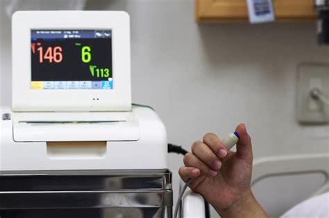 Mano Del Paciente Presione El Botón De La Máquina De Prueba Fetal Sin