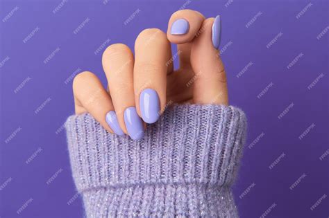 Mano De Mujer Cuidada En Dulce Sobre Fondo Violeta Manicura Pedicura