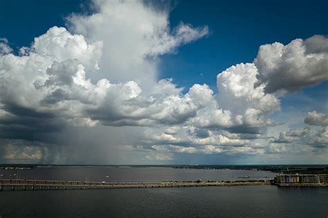 평화의 강을 건너 푼타 고르다와 포트 샬럿을 연결하는 교통 다리에 접근하는 심한 뇌우 플로리다에서 장마철 운전을 위한 악천후 조건 하늘에 대한 스톡 사진 및 기타 이미지