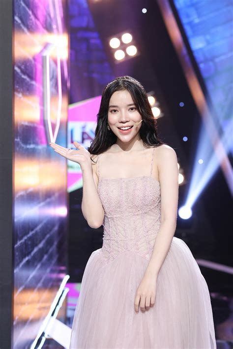 Lyly Khi N Ng I H M M B T Ng Khi Xu T Hi N V I H Nh Nh N Ng B Ng Phong C Ch Sao Vi T