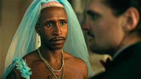 بيكتشف ان خطيـ ـبته دخلت علاقـ ات كتير مع رجـ ـالـة فبيقرر انه يخونـ ها لكنه بيتـ