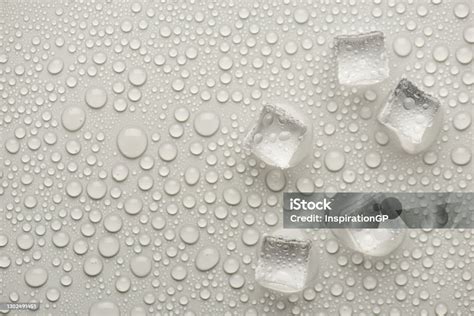 灰色の背景に雨滴を持つ氷のビュー写真画像を表示上の上のオーバーヘッド しずくのストックフォトや画像を多数ご用意 しずく 単色画 氷