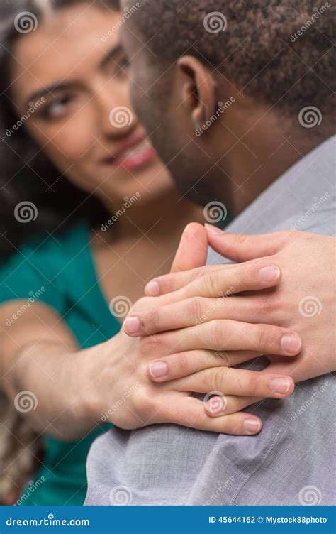Mooi Indisch Meisje Die Haar Vriend Koesteren Stock Foto Image Of