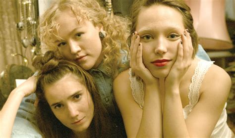 סרט בנות סרט שנותן אהבה ומקבל אותה בחזרה מעריב