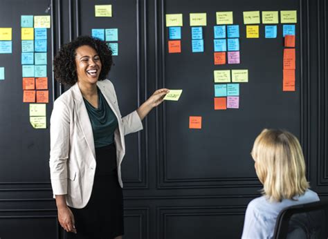 무료 이미지 아프리카 계 미국인 아프리카 출신 미국 사람 분석하는 검은 금발 판 브레인 스토밍 요약 보고 사업가 비즈니스 우먼 코카서스 사람 동료들