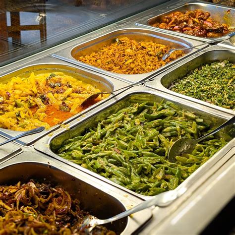 Simple මස් මාළු ඉස්සන් සමග තවත් වෑංජන දහයක් පමණ ඔවුන්ගේ ආහාර බඳුන් වල අඩංගු වුණා කොළපාටට