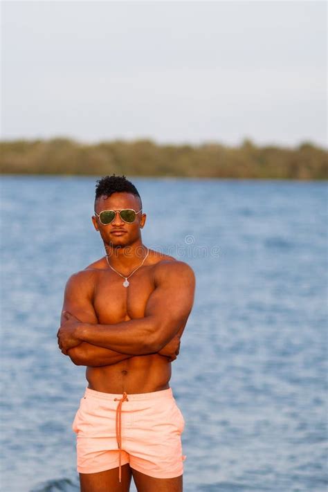 Hombre Atractivo Atlético Joven Muscular En La Playa Con Un Torso