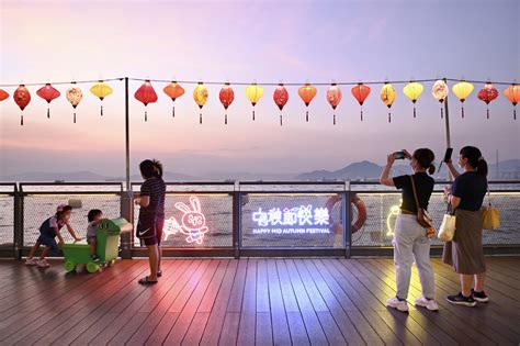 中秋节将至 香港西环海滨挂满灯笼气氛浓 澳洲网