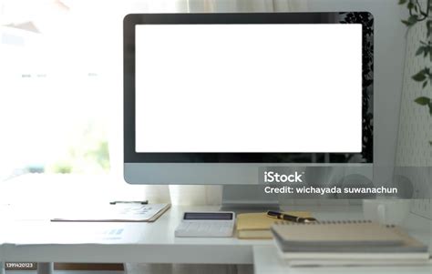 Komputer Desktop Layar Kosong Di Ruang Kantor Minimal Dengan Dekorasi