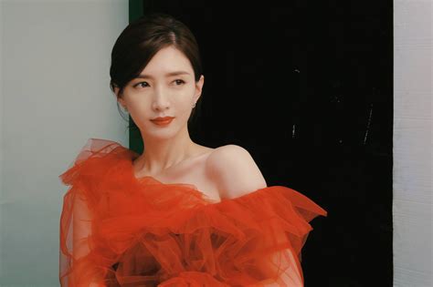 江疏影穿抹胸裙秀白皙香肩 手拿玫瑰气质又纯又欲 搜狐大视野 搜狐新闻