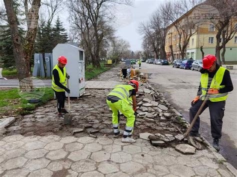 Започнаха ремонтни дейности по една от най натоварените улици в пернишкия квартал Изток Утро