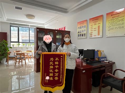 市民给长沙市妇联送来锦旗，只因为