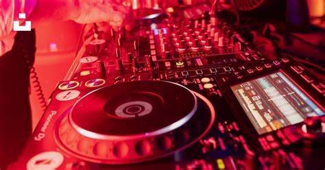 빨간불이 켜진 Dj 턴테이블 사진 Unsplash의 무료 빨강 이미지