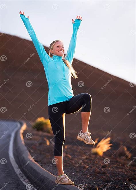 Молодая привлекательная атлетическая женщина нося Sporty одежда