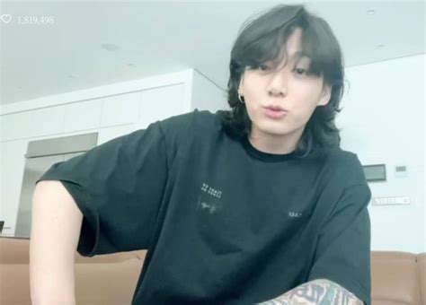 Bts Community Posts 정구가 넌 어떻게 아침에도 메이크업한 거 같이 잘생겼니😢 🐰💜