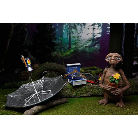 Neca E T The Extra Terrestrial Ultimate Deluxe E T Figurine