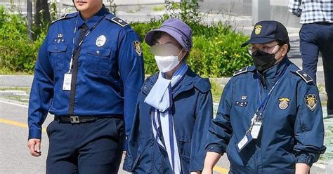 尹 대통령 장모 최은순 씨 가석방 출소
