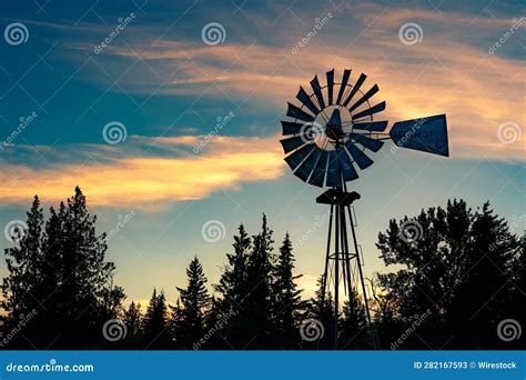 Er Is Een Windmolen Op Een Boerderij En Sommige Bomen Staan Op De