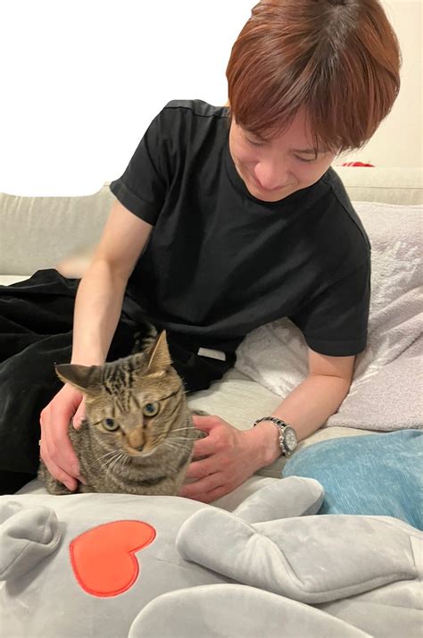 キスマイ・宮田俊哉、snow Man・佐久間大介の愛猫と初対面でラブラブ！可愛い×可愛いの最強コラボが眼福すぎる 歌詞検索サイト