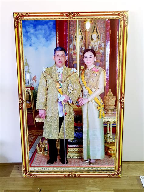 รูปพระบรมฉายาลักษณ์คู่ ร 10 ราชินี ก็รับทำนะคะ ใครยังไม่มีติดบ้านหรือ