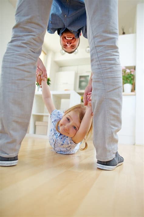 Vater Spielt Mit Tochter Zu Hause Stockbild Bild Von Zufriedenheit M Nner