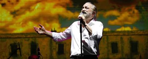 Beloved Turkish Singer Dies After Collapsing On Stage During