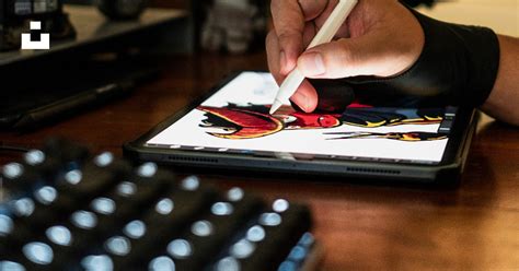 태블릿 컴퓨터에 그림을 그리는 사람의 근접 촬영 사진 Unsplash의 무료 아이패드 이미지