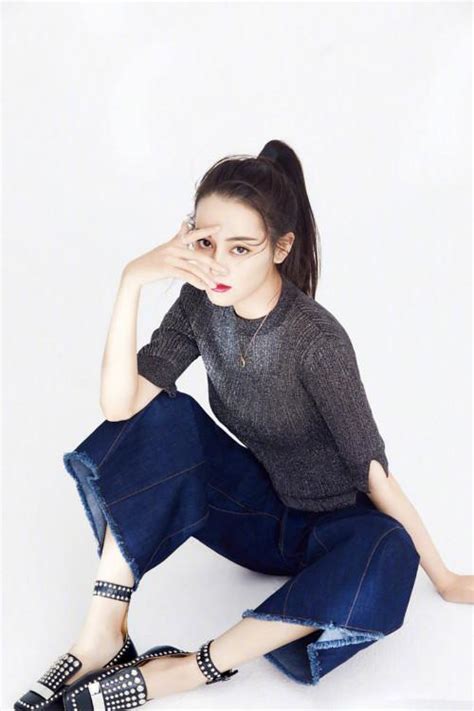 迪麗熱巴魅力迷人時尚雜誌封面 每日頭條