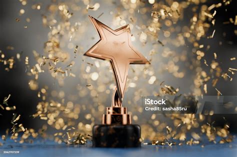 보상으로 파란색 배경에 금색 별 우승자 증서 컴퓨터 게임 1위 최고 성과상 위너스 컵 업적 승리 황금 색종이 3d 렌더링 웃옷에