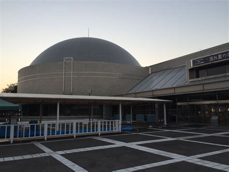 エキスポセンターの入口です。左側には、プラネタリウムがあるため、球体の建物になっています！
