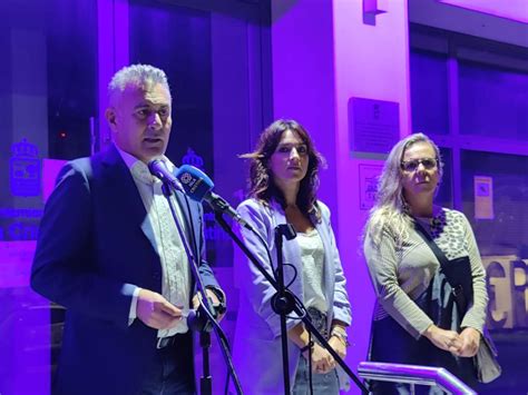 LA FACHADA DEL AYUNTAMIENTO SE ILUMINA DE COLOR VIOLETA CON MOTIVO DEL