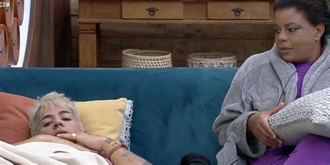 A Fazenda 13 Tati Quebra Barraco atinge parte íntima de Tiago