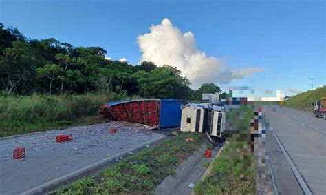 Carreta Tomba E Espalha Carga De Refrigerante Na Br 101 Em São Miguel